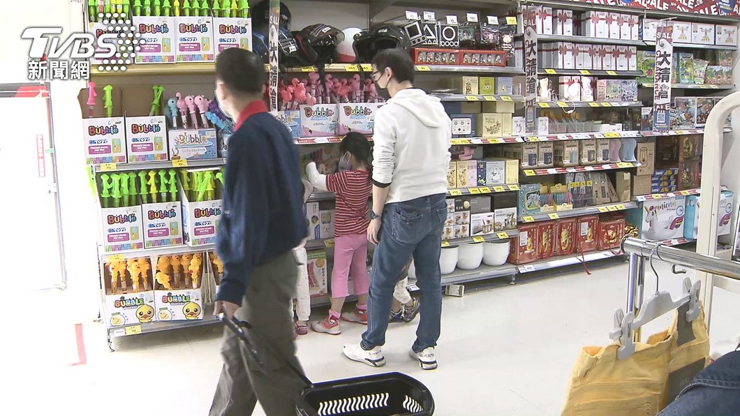 抗通膨出清！ 量販「五金文具1折」PK超商「即期65折」│TVBS新聞網