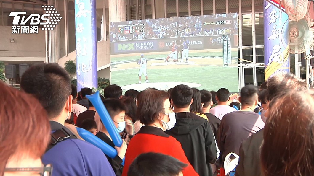 千人排「肉圓」慶中華隊 警取締違停罰900│TVBS新聞網