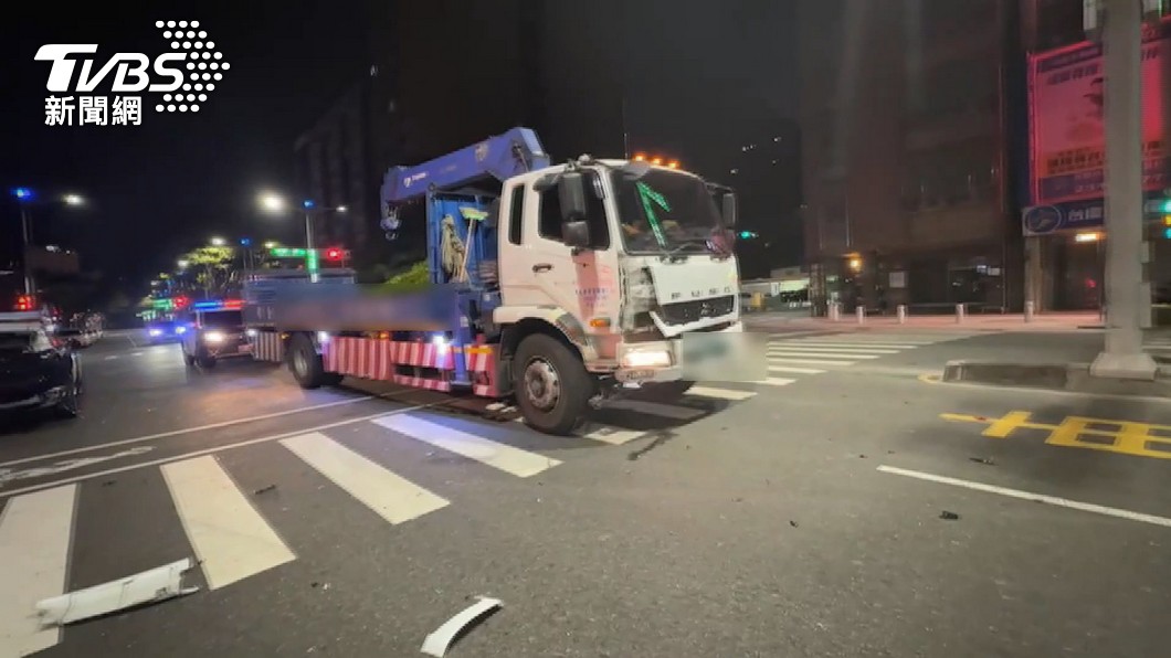 3警車深夜聯合勤務 1警車路口左轉遭大貨車衝撞1送醫│高雄│員警│駕駛│TVBS新聞網
