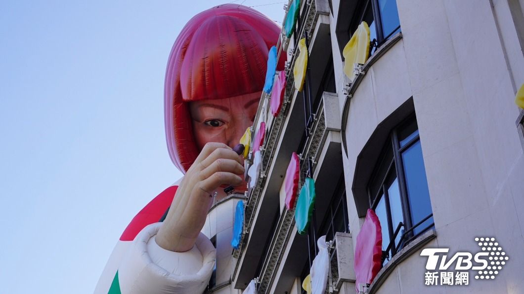 逛LV必拍！5層樓高「草間彌生」巨大塑像 &趴頂樓超驚人 │TVBS新聞網