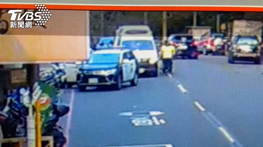 氣到暈倒？男房仲倒地 警CPR+AED搶命│TVBS新聞網