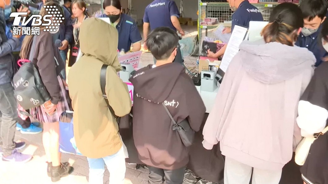 BLACKPINK演唱會DAY2！ 周邊超夯排隊人龍綿延2公里│TVBS新聞網