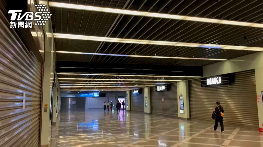 敵家門口打廣告！趁全家關店貼「往前有7-11」│TVBS新聞網