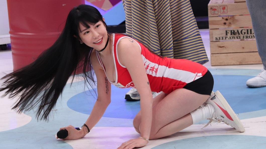 啦啦隊女神爆「和男星滾床」節目同框澄清 仰臥起坐對視嬌喊：燈太亮│梓梓│張立東│巫苡萱│TVBS新聞網