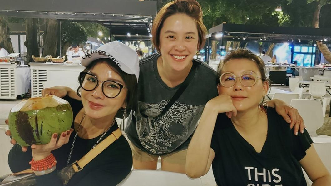 《女大》相識情同母女！藍心湄「超直白洗臉」 黃小柔喊媽20年│TVBS新聞網