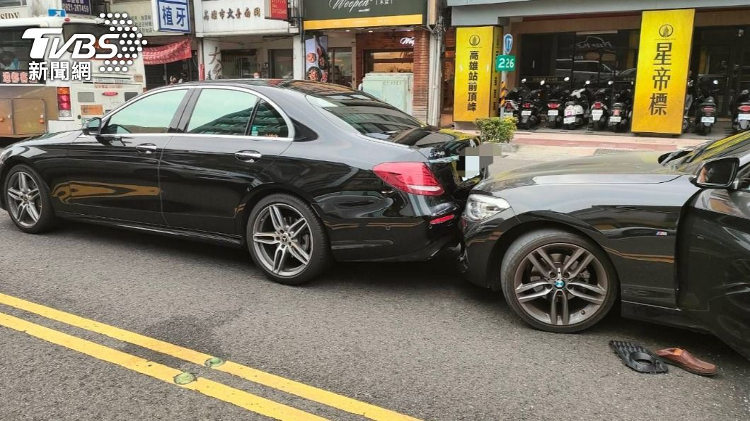 逮人變救人！BMW追撞賓士3次 警破窗驚見駕駛失去意識│高雄│高雄市│前金區│TVBS新聞網