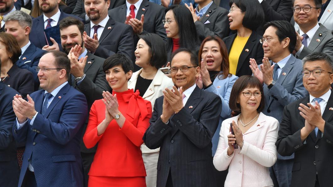圖輯／好仙！最挺台捷克眾議長艾達莫娃訪立院 眾立委搶合照│TVBS新聞網