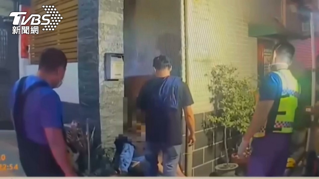 這怎麼卡進去的？！ 男受困30公分超窄防火巷喊救命喔│TVBS新聞網