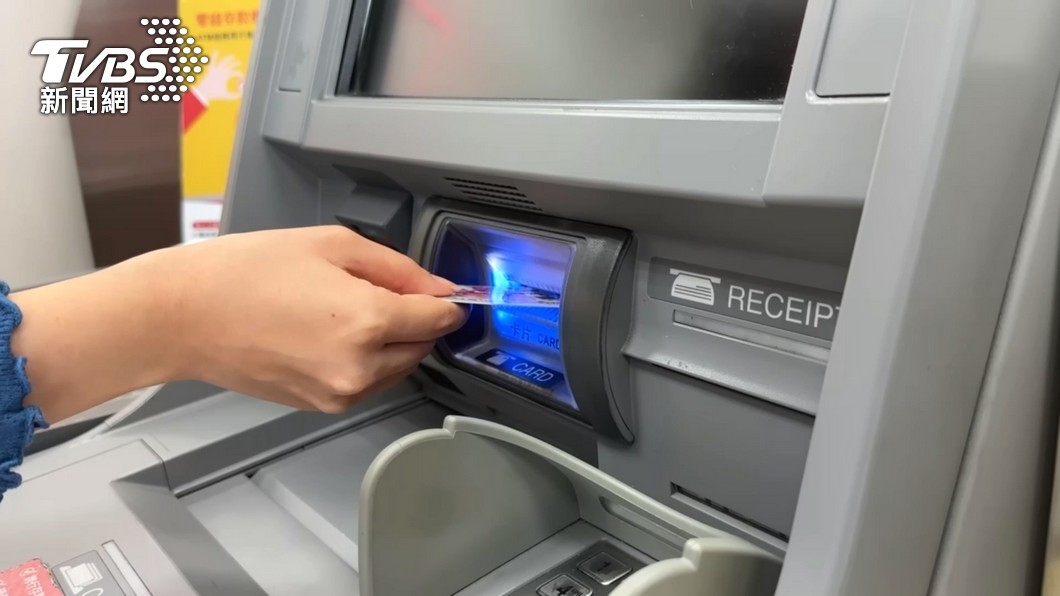 8成ATM在4/10可領6千 識別「橘貼紙、帶3物」│TVBS新聞網