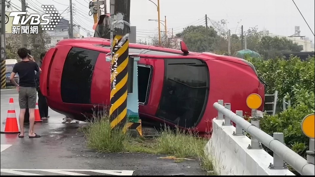 酒測0.77！友喝喜酒自撞翻車 新郎急奔現場│TVBS新聞網