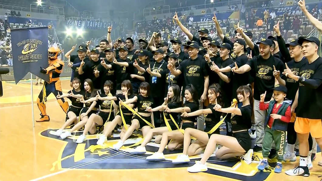 12連勝！ T1中信特攻103:88贏台啤「例行賽封王」│TVBS新聞網