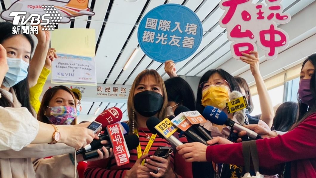 指定要逛夜市！愛臭豆腐、珍奶 540名菲籍遊客包機來台│TVBS新聞網