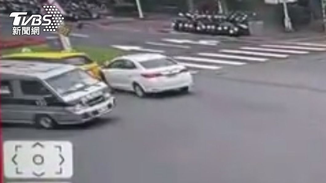 計程車變換車道撞BMW暴衝對向 釀6車連環撞3人受傷│TVBS新聞網