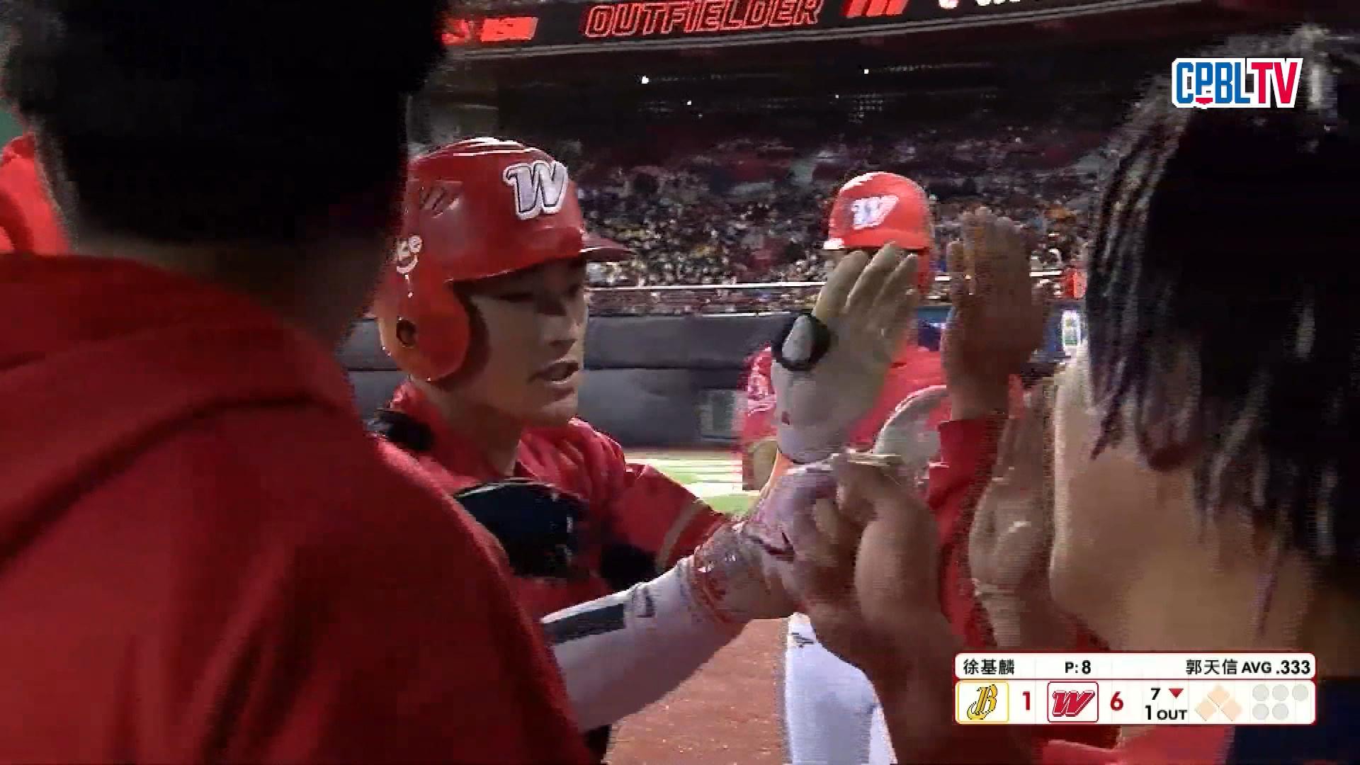 差一點！林智勝迎300轟 2局下深遠飛球遭接殺 - 看板 Baseball - 批踢踢實業坊