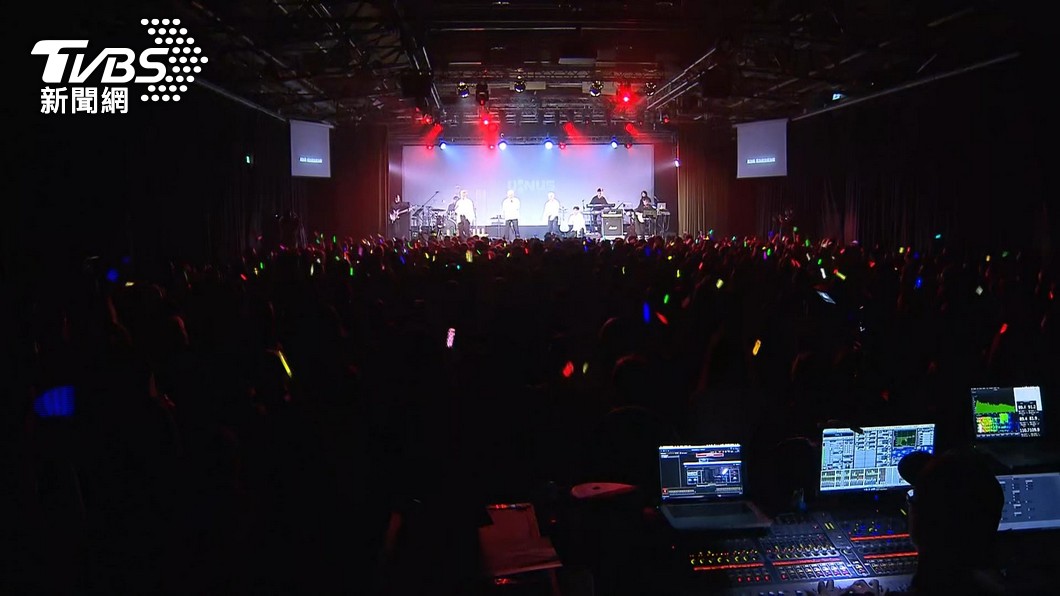 U:NUS巡迴演唱！愛犬哈士奇登台萌翻 歌迷嗨│TVBS新聞網