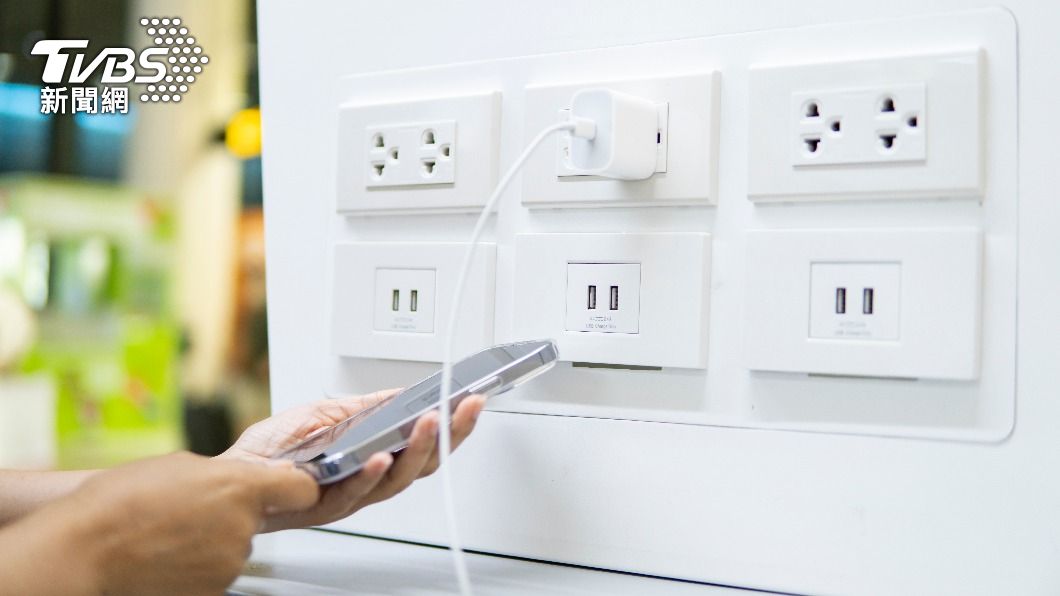 機場USB充電好方便？FBI警告：手機恐被入侵 2方法最安全│TVBS新聞網