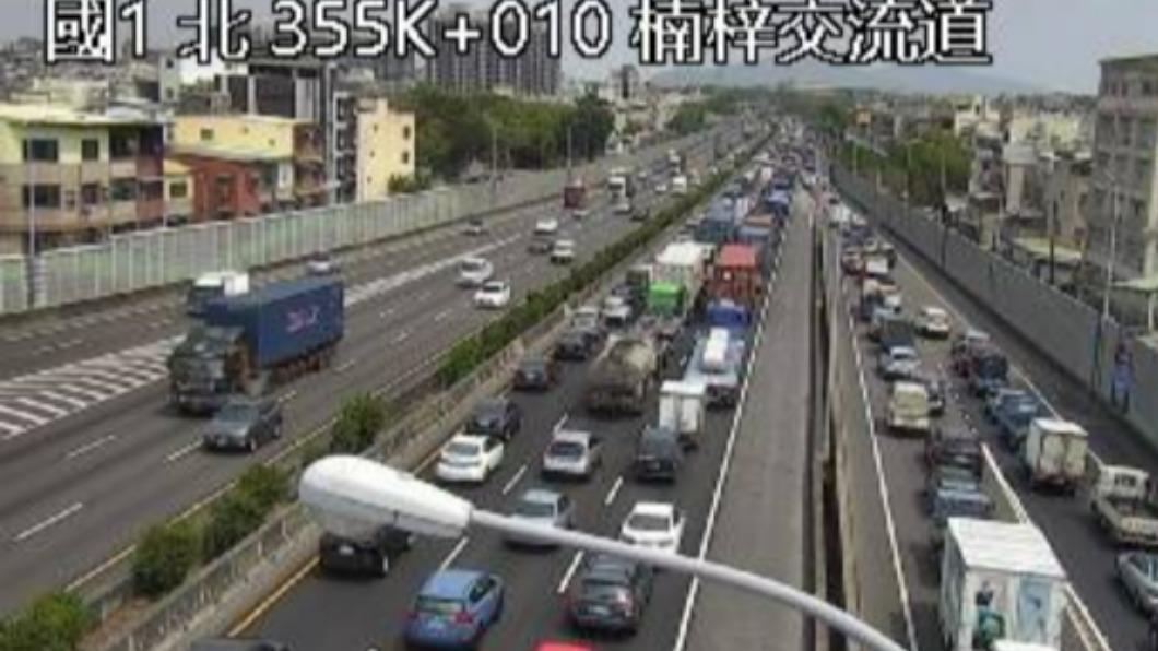 快訊／中山高重大追撞！砂石車頭「扁掉」 車流狂塞5K│TVBS新聞網