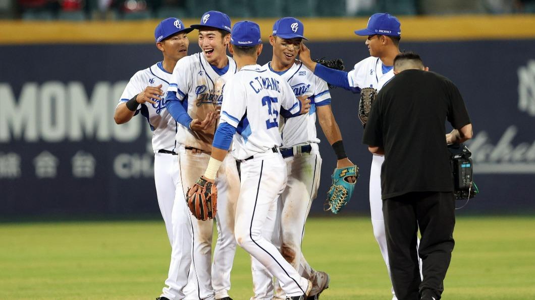 這場慈妹在！富邦悍將劉俊豪再拿MVP 如願愛心合照│啦啦隊│粉絲│球迷│TVBS新聞網