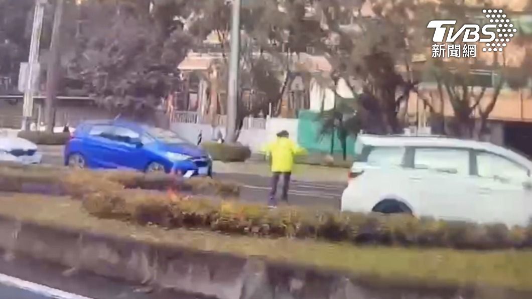 好累還好醉？ 停在快車道打呼 酒測高達0.77│TVBS新聞網