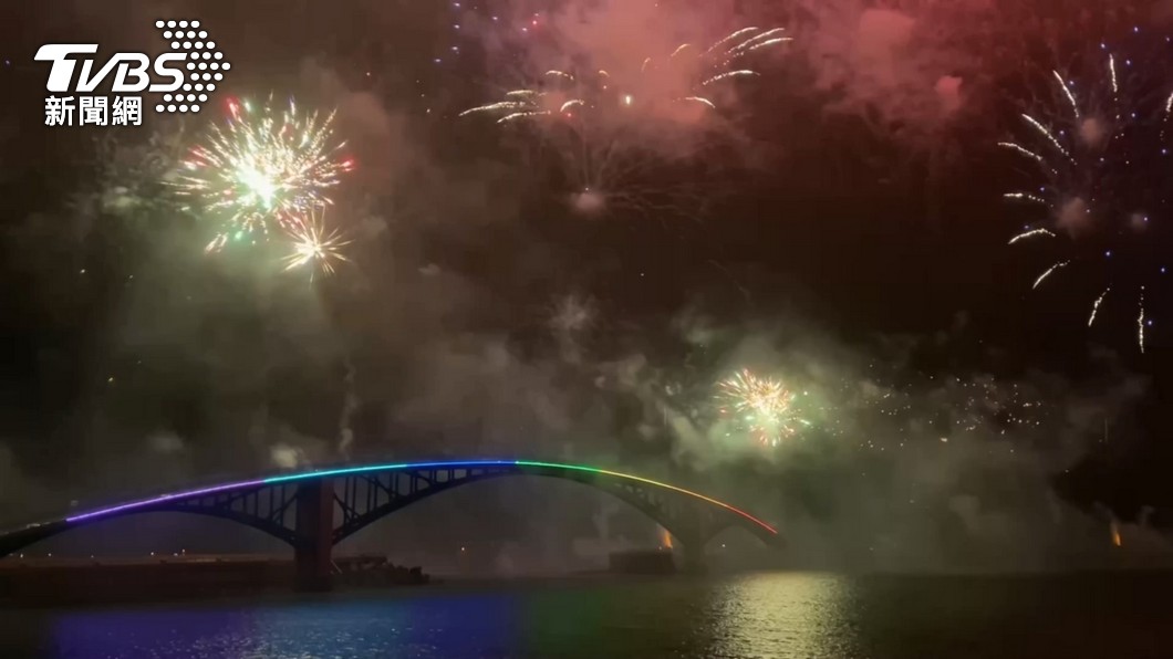 200架無人機、10分鐘花火 8千人搶看澎湖花火節「試放場」│TVBS新聞網