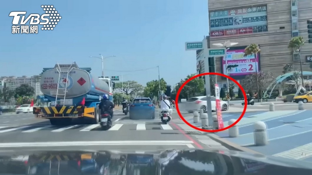 揹嬰過馬路「車沒禮讓」母嚇後退！ 立院三讀：未禮行人罰6000元│TVBS新聞網