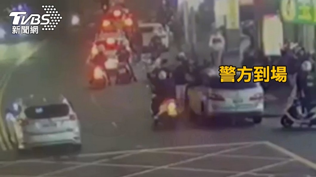 「講話小聲點」！歡唱結束爆衝突 街頭3打1│TVBS新聞網