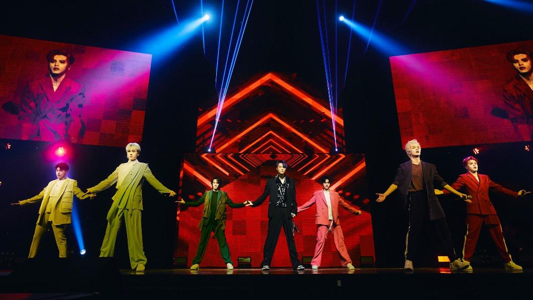 Ozone唱一半！經典男團成員衝上台摸胸肌 粉絲嗨翻天│TVBS新聞網