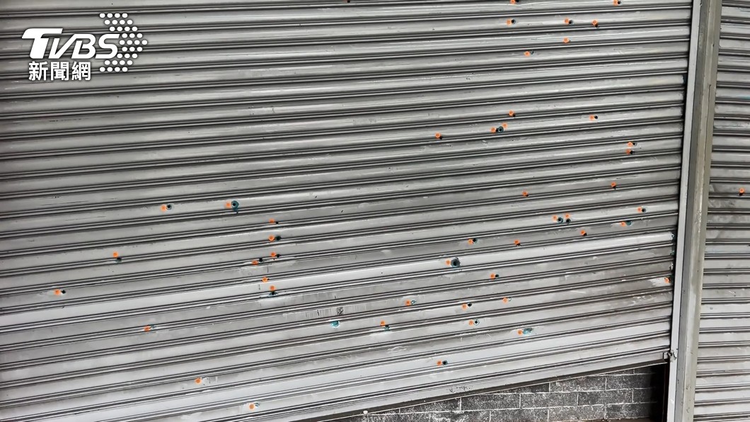 攜「衝鋒槍」轟當鋪51槍 嬤陪少年赴檢複訊│槍手│掃射│地檢署│TVBS新聞網