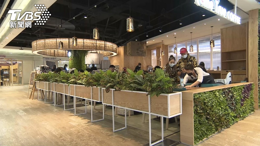 「阿嬤級」服務員！71歲仍戰職場 3C學習時間長│TVBS新聞網