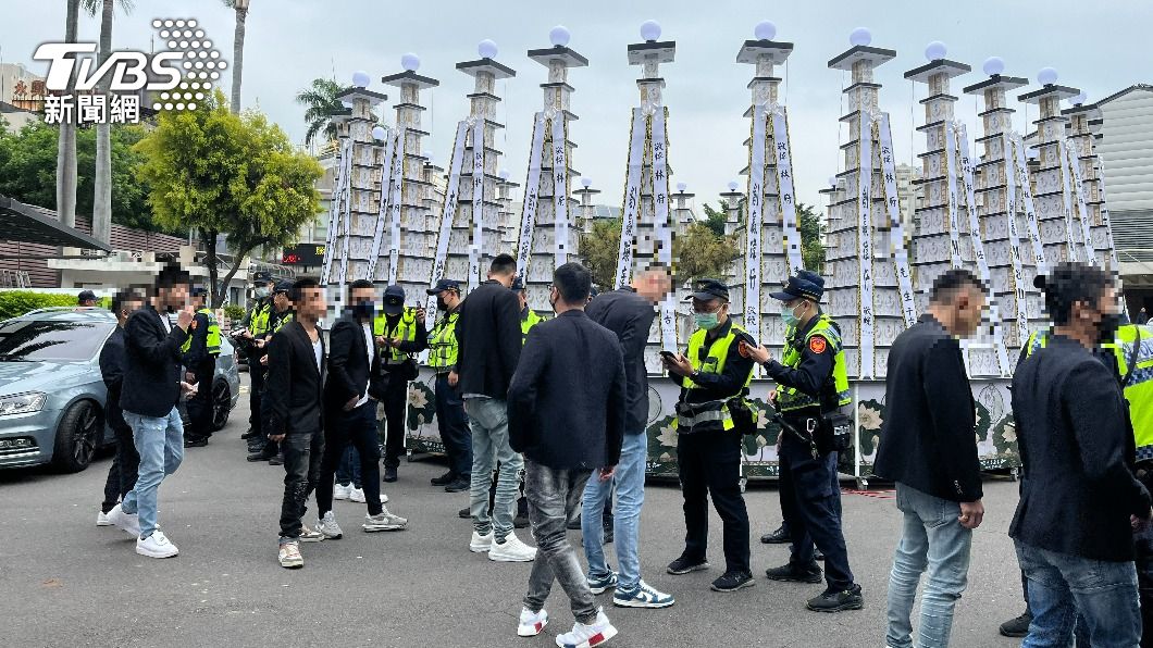 「二哥」舉槍亡！百萬米塔排滿公祭 春風現身送結拜兄弟│TVBS新聞網