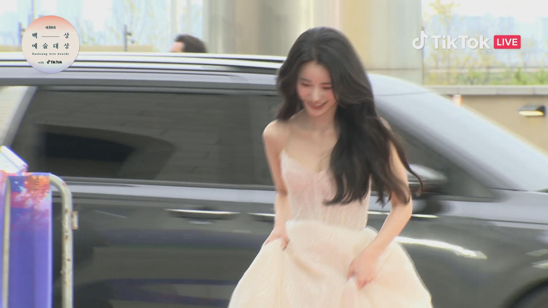 百想紅毯／IU性感登場「肩帶掉一邊」 林知衍不當惡女險摔倒│TVBS新聞網