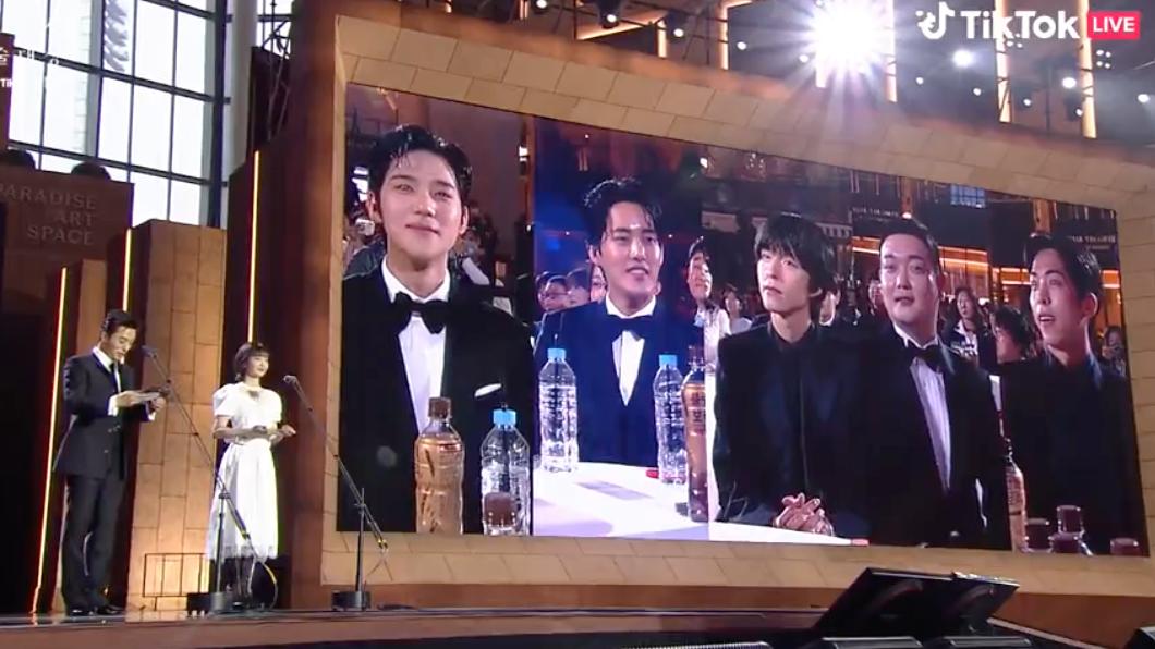 百想大賞／朴珍榮人氣+男新人獎 《陰影下的她》金時恩擊敗IU│TVBS新聞網