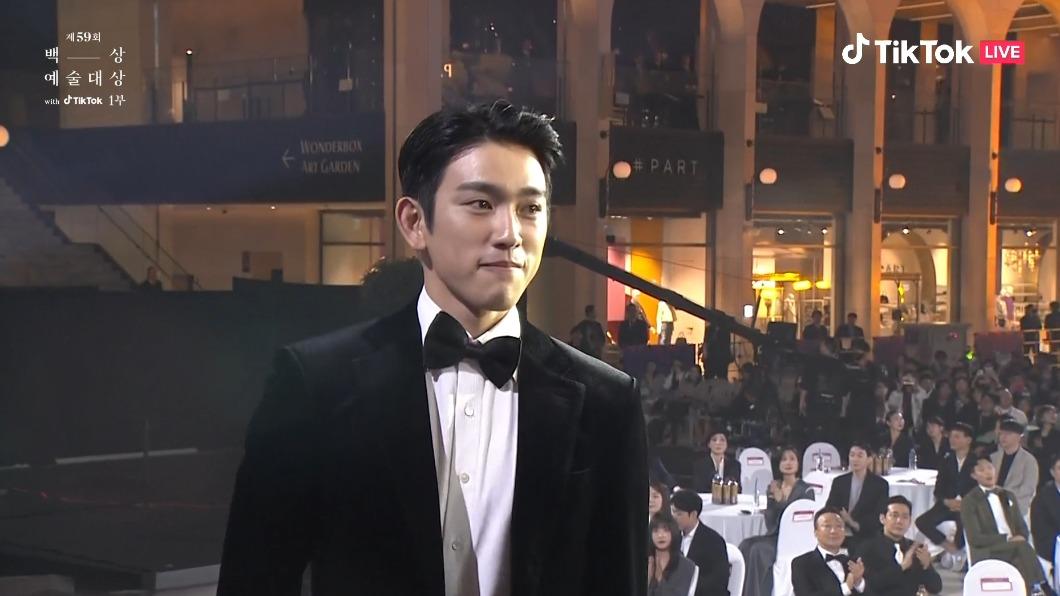 百想大賞／朴珍榮人氣+男新人獎 《陰影下的她》金時恩擊敗IU│TVBS新聞網