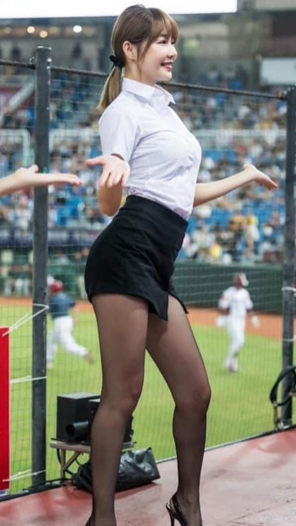 啦啦隊女神扮OL「當眾解扣」撫胸！窄裙搭黑絲襪扭臀 粉喊：別下班│TVBS新聞網