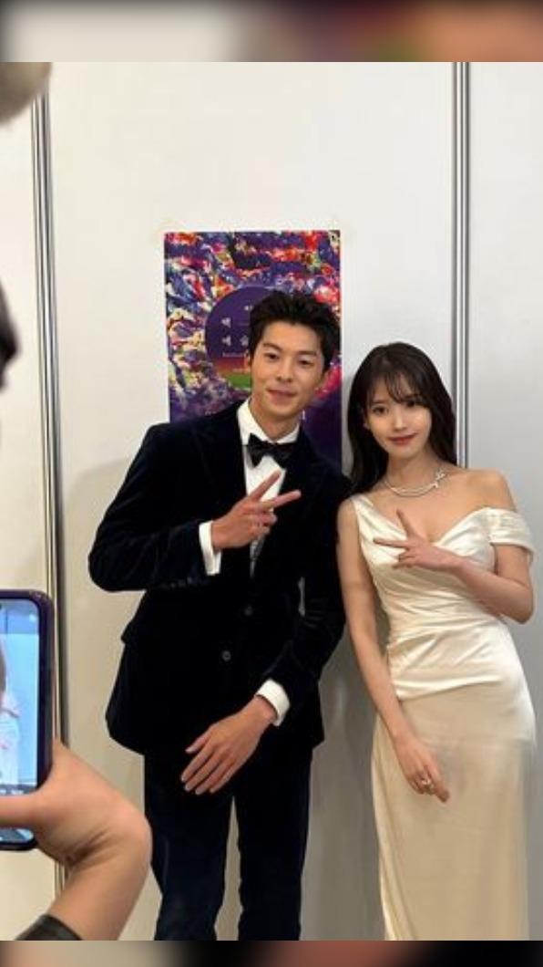 許光漢赴百想頒獎追星成功！ 和IU後台「私下對話」曝光│TVBS新聞網