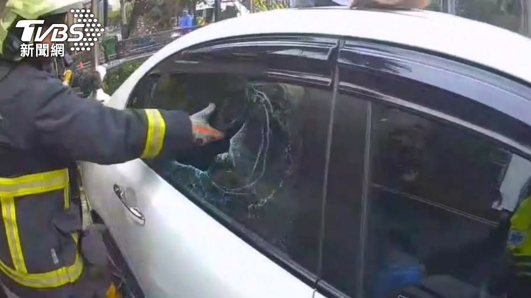爸媽下車辦事！小男童誤觸鑰匙反鎖自己暴哭 消防破窗救│TVBS新聞網