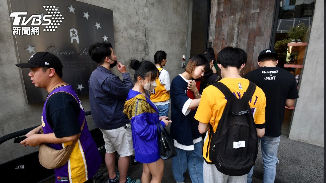 Kobe父女紀念鞋！球迷穿球衣搶買 現場開箱6千元新鞋超嗨│TVBS新聞網