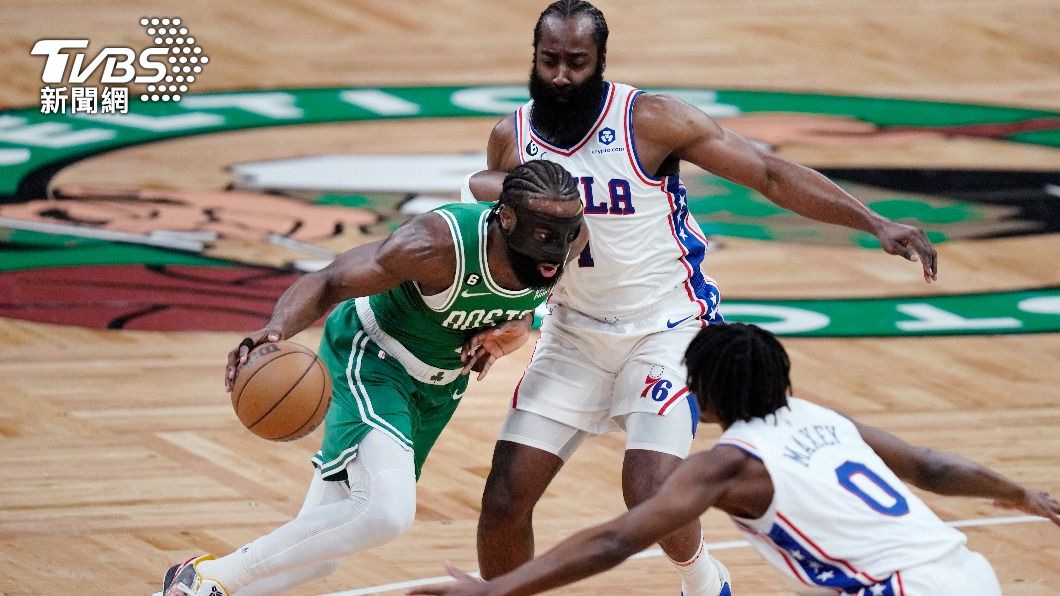 新科MVP尷尬！綠衫軍三分雨射垮76人 痛宰34分平戰局│NBA│NBA季後賽│塞爾提克│TVBS新聞網
