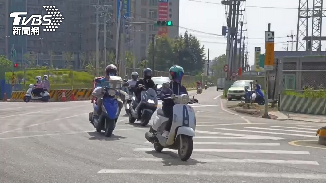 騎車耍帥GG了！ 男翹孤輪失控「自摔撞BMW」│TVBS新聞網