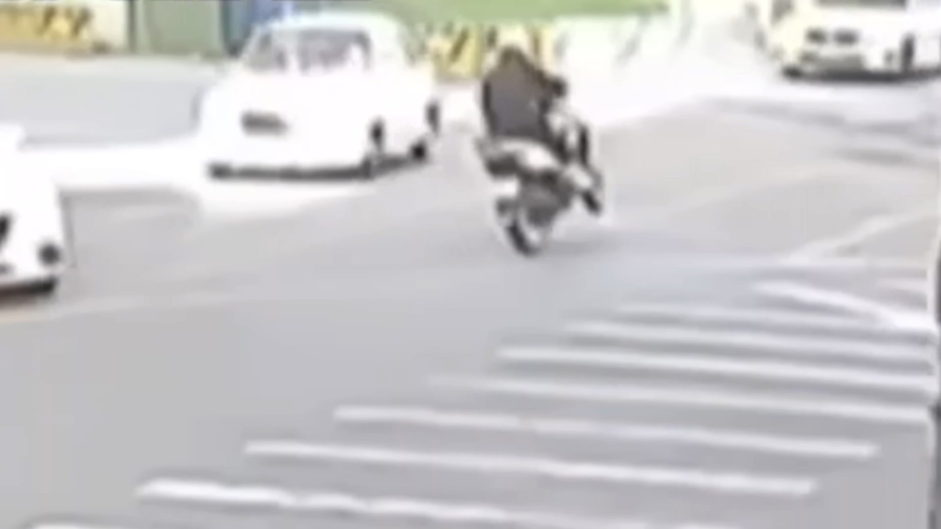 騎車耍帥GG了！ 男翹孤輪失控「自摔撞BMW」│TVBS新聞網