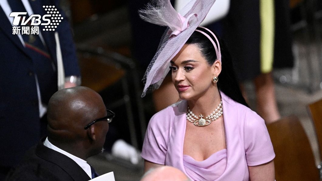 不斷更新／王室成員白金漢宮陽台亮相 壯觀空中分列式登場│TVBS新聞網