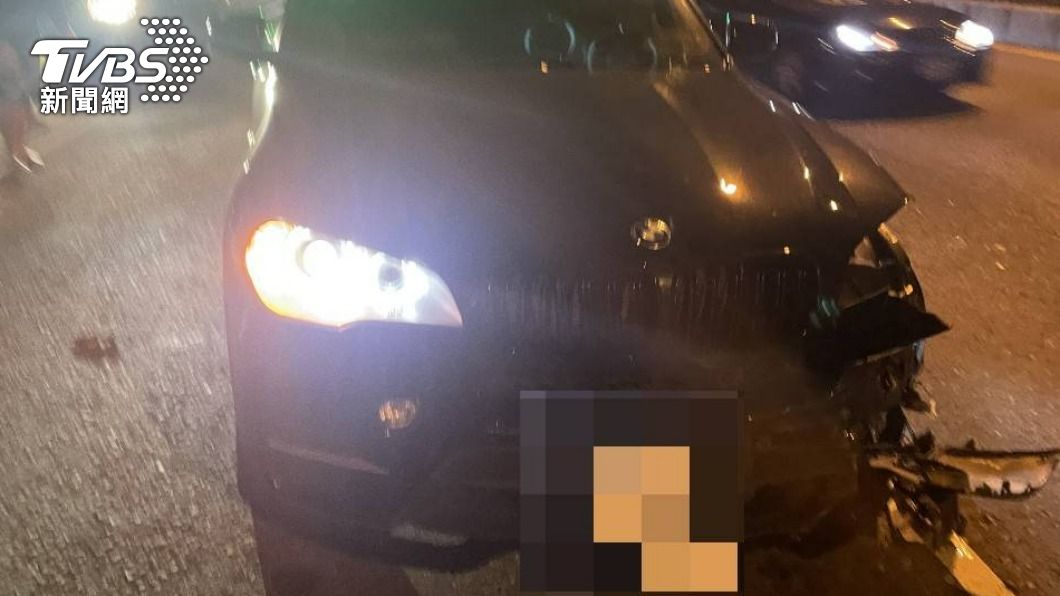 左轉燈疑未亮！男駕駛路口迴轉碰撞直行車 2車頭全爛│TVBS新聞網