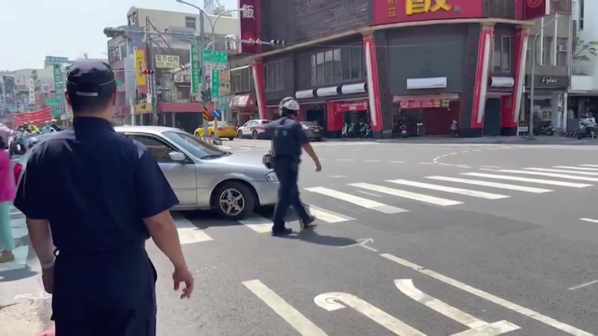 斑馬線上有行人！駕駛「減速滑行」挨罰 引論戰│TVBS新聞網