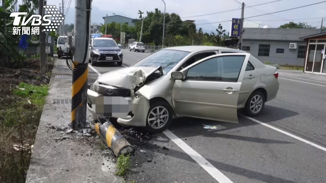 自撞電線桿！台南貨車肇事害騎士慘摔 嘉義翁身體不適│TVBS新聞網