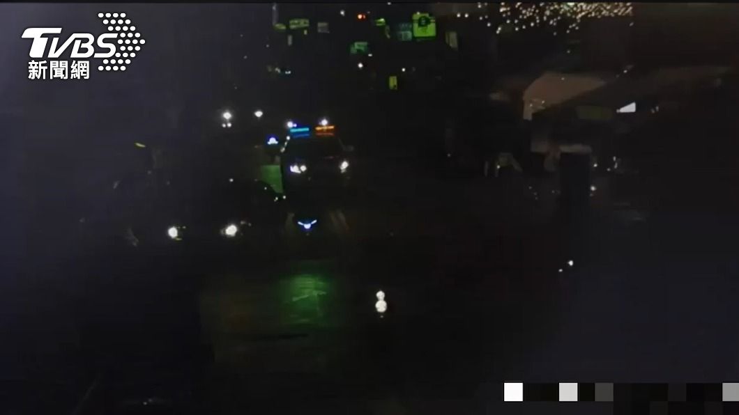 小朋友哭哭！寵物鳥飛走誤觸變電箱釀爆炸跳電 綠鸚鵡GG了│TVBS新聞網