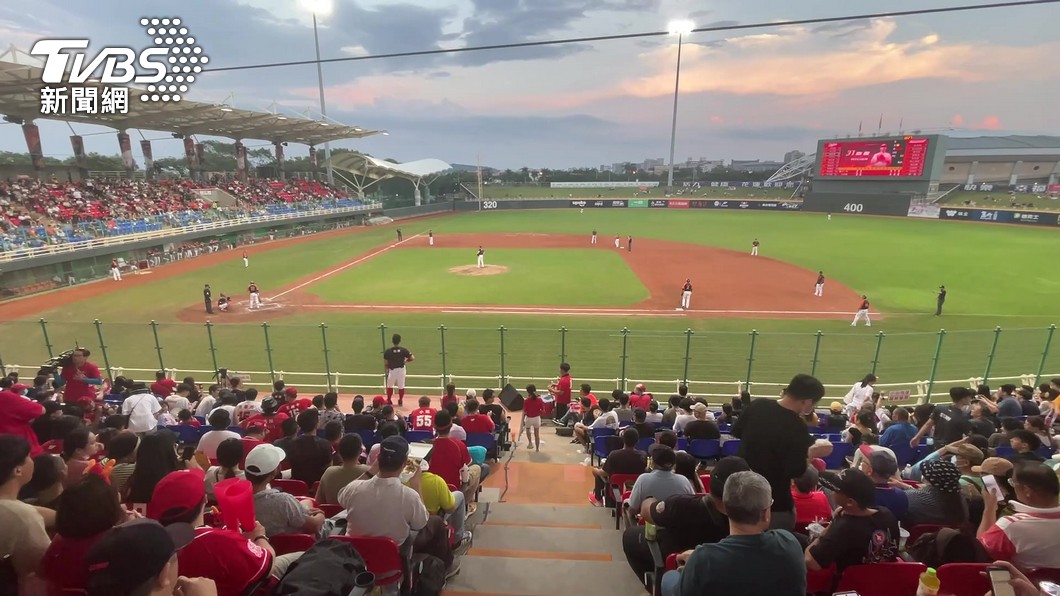 正港宮廟祭！濃煙飄球場畫面曝 影響龍獅戰│TVBS新聞網