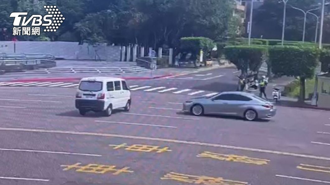 總統府前直直撞？貨車違規穿越凱道撞轎車 轉180度翻了│TVBS新聞網