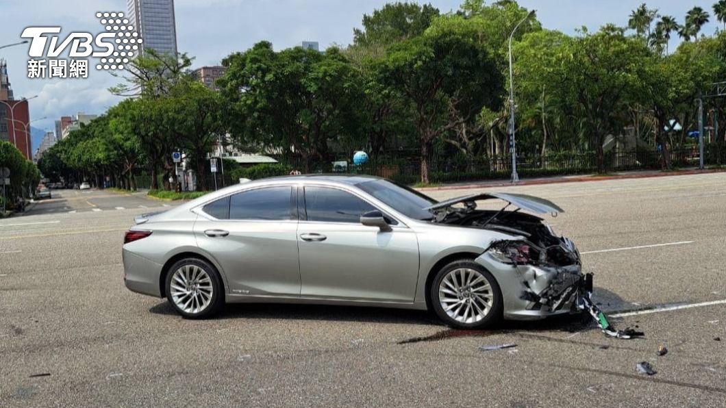 總統府前直直撞？貨車違規穿越凱道撞轎車 轉180度翻了│TVBS新聞網