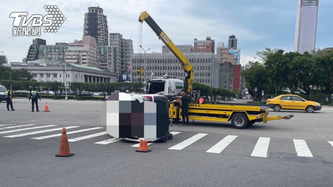 總統府前直直撞？貨車違規穿越凱道撞轎車 轉180度翻了│TVBS新聞網