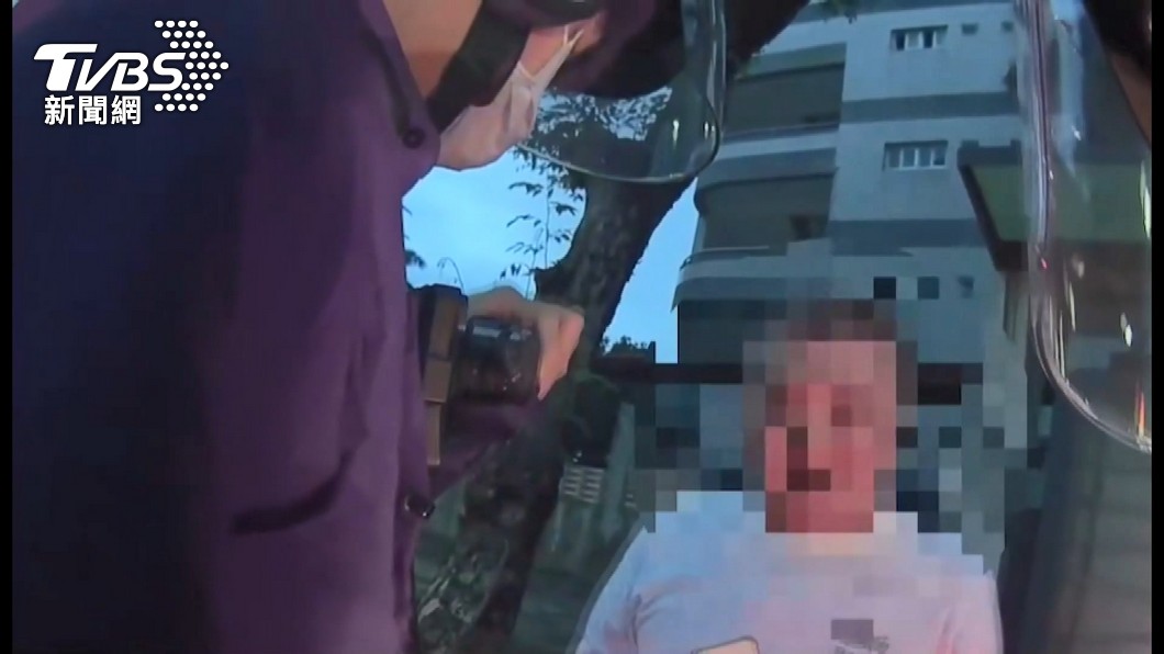 「60次拍謝」嘸效！警遇行車糾紛5度追撞 畫面還原│TVBS新聞網